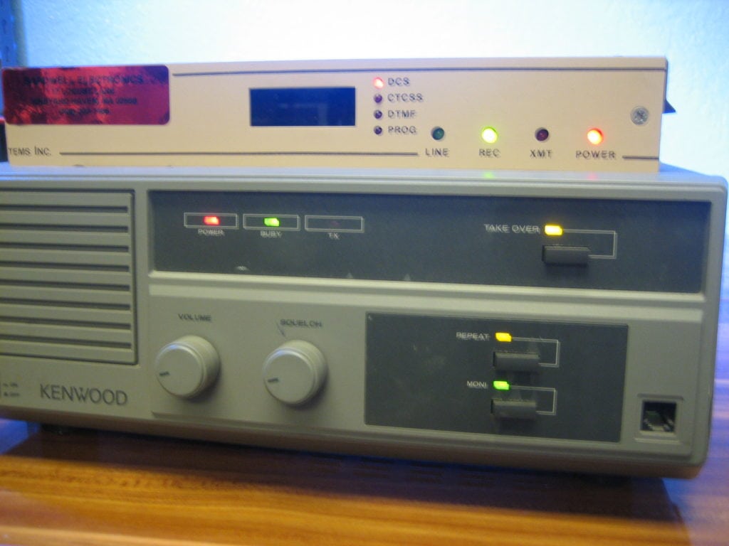 Kenwood TKR-820 UHF HAM Radio Repeater + CSI TP-154 Plus Powers On ...