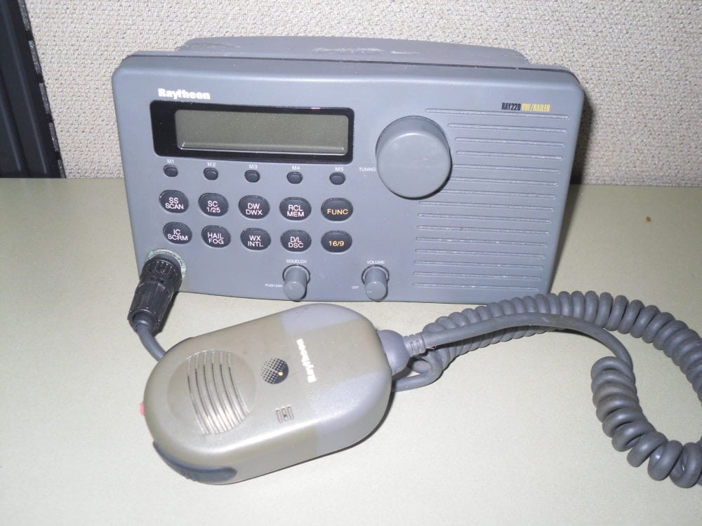 Raytheon Ray220 VHF Hailer w/ Microphone Marine Radio - Fully Tested ...