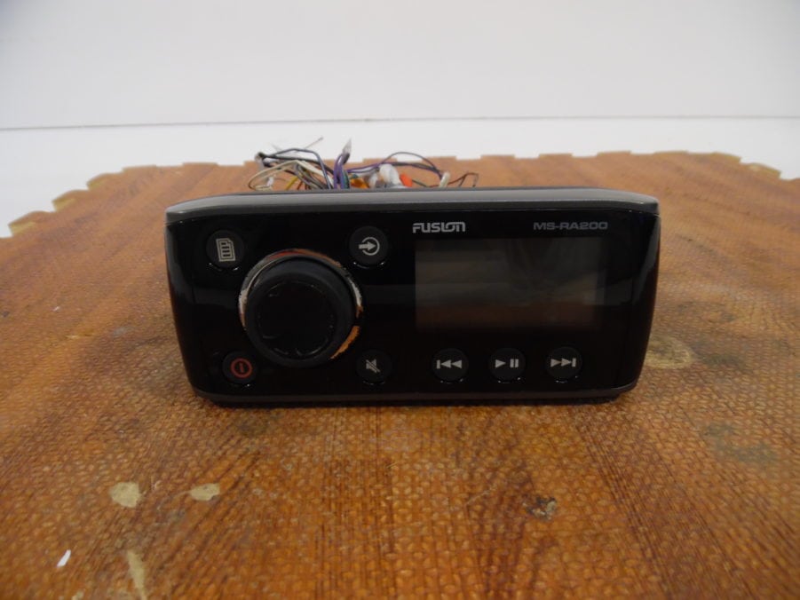 Fusion MS-RA200 Compact Marine Stereo Head Unit - TESTED & WORKING ...