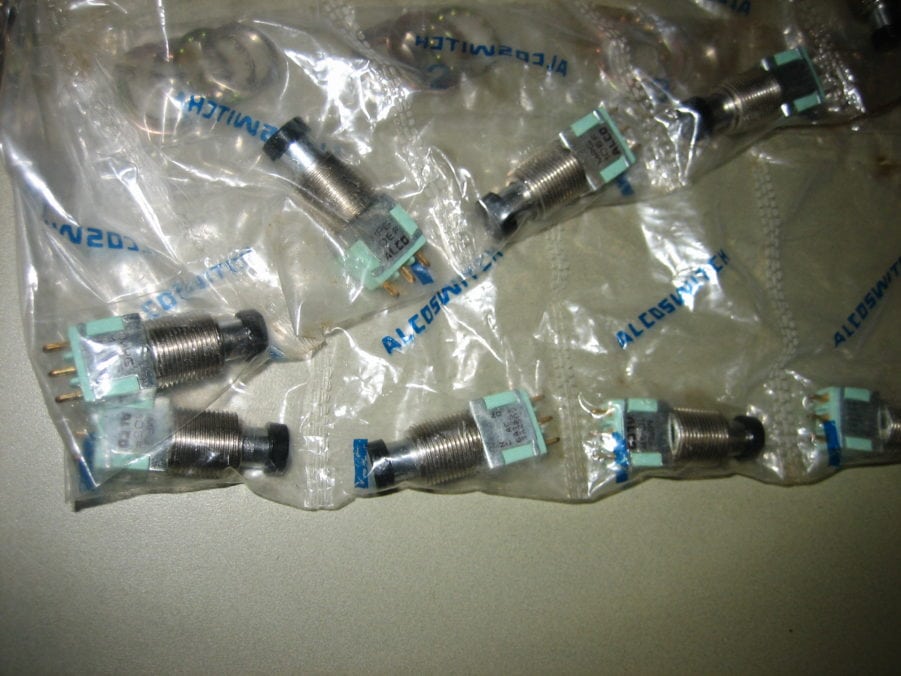 ALCO MPG106F 6A 125V SPDT PUSHBUTTON SWITCH PANEL MOUNT LOT OF (17 ...