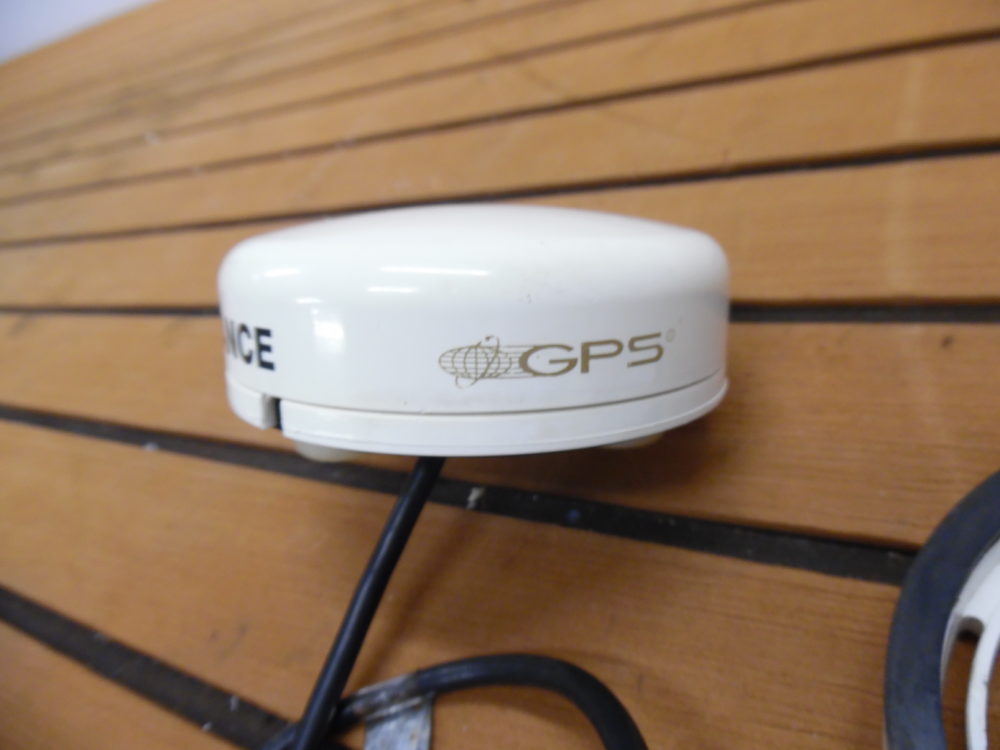 Lowrance LGC-2000 NMEA2000 GPS Antenna w/ Twist Lock Base - Good Cond ...