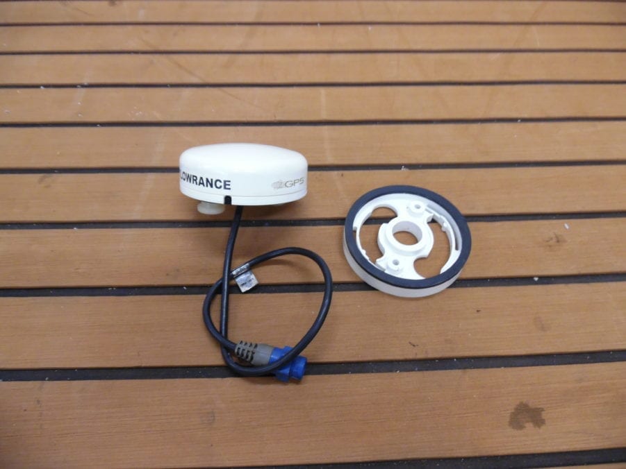 Lowrance LGC-2000 NMEA2000 GPS Antenna w/ Twist Lock Base - Good Cond ...