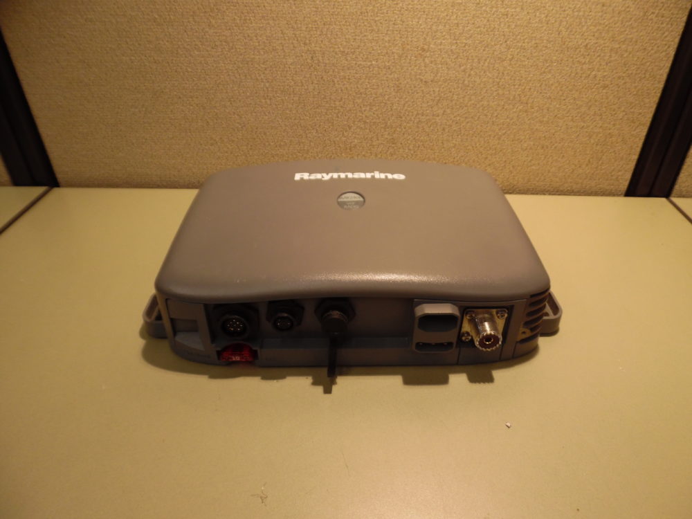 Raymarine RAY240E European VHF Radio Transceiver - R49131 - E42002 ...