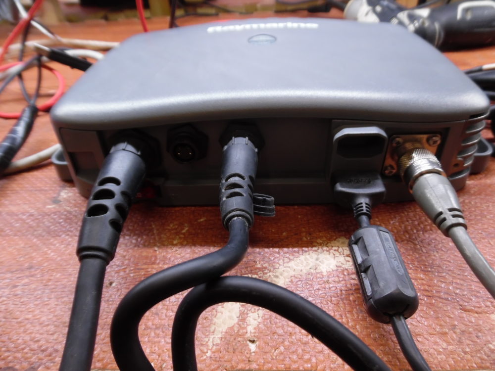 Raymarine RAY240E European VHF Radio Transceiver - R49131 - E42002 ...