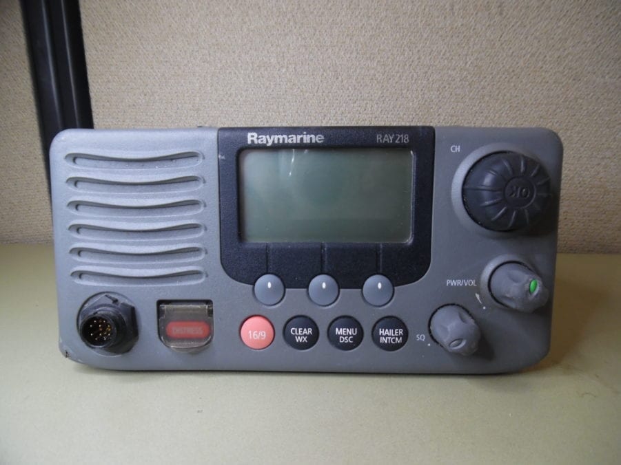 Raymarine Ray218 VHF Marine Radio w/ Microphone - WORKING - Max Marine ...