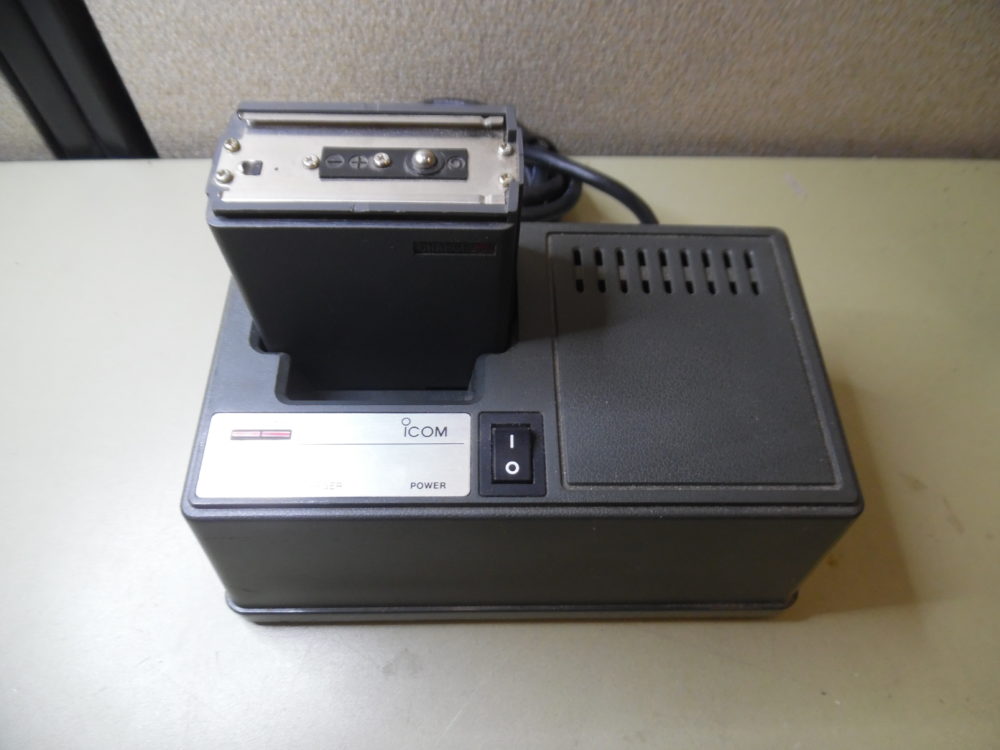 Icom BC-35 AC VHF Battery Charger w/ CM-7G Battery - Max Marine Electronics