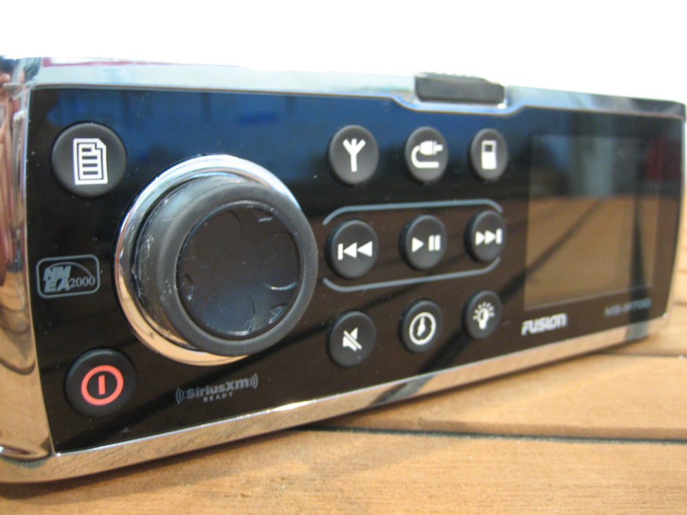 Fusion MS-IP700 Marine Stereo AM/FM/AUX/USB/NMEA - TESTED! - Max Marine ...