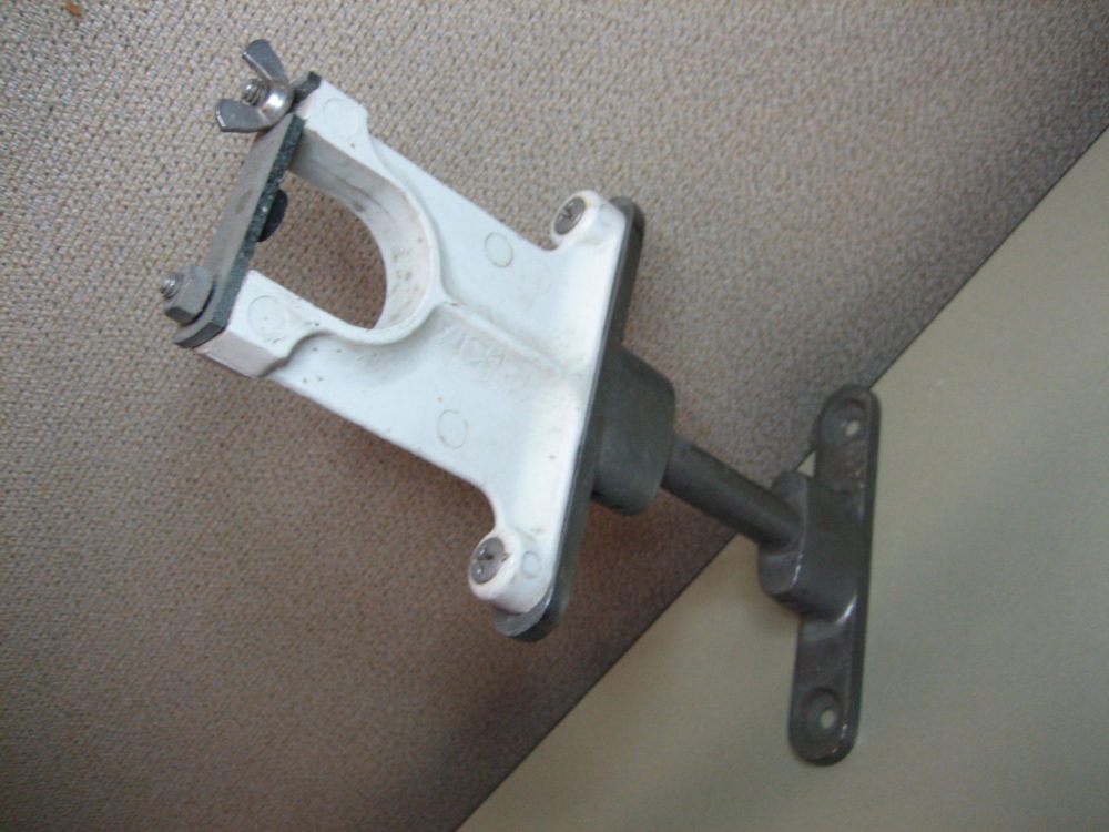 White Plastic Insulated Stand-off Bracket Antenna Mount - Max Marine ...
