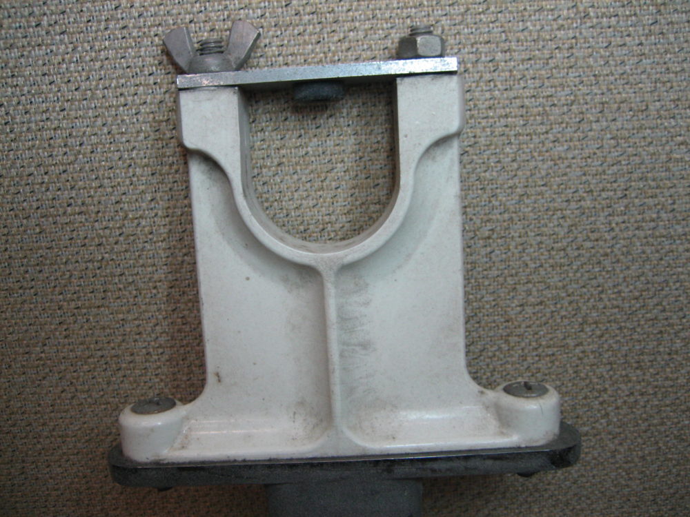 White Plastic Insulated Stand-off Bracket Antenna Mount - Max Marine ...