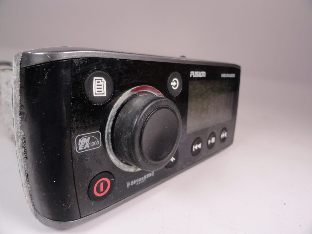 Fusion MS-RA205 FM/AUX/USB/SAT RADIO Compact Marine Stereo Head Unit ...