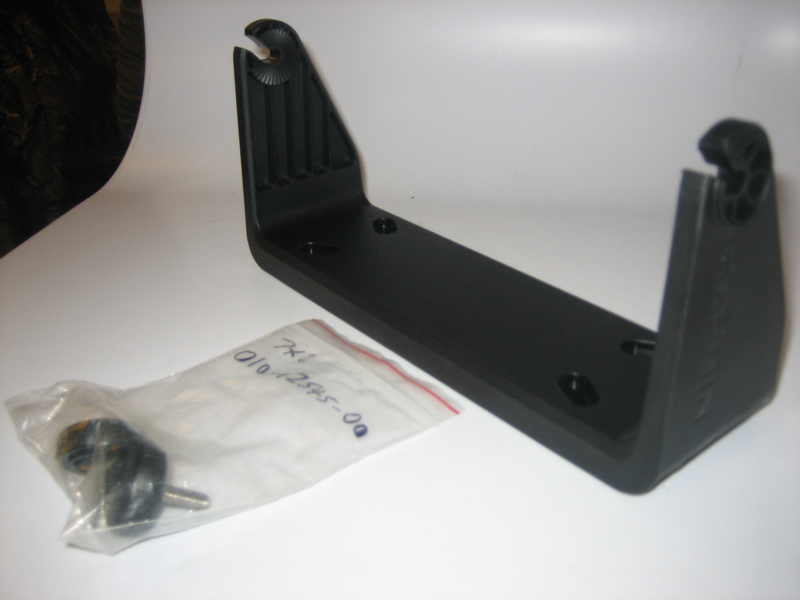 Garmin GPSMAP 7x2 Series Bail Mounting Bracket & Knobs - 010-12545-00 ...