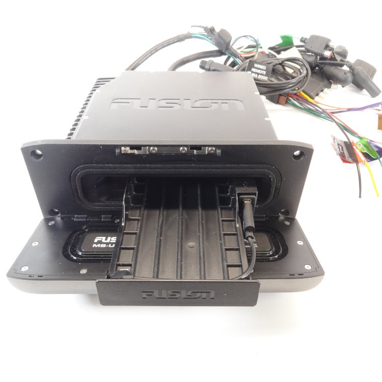 Fusion MS-UD750 Marine Entertainment System AM/FM Sirius Bluetooth ...