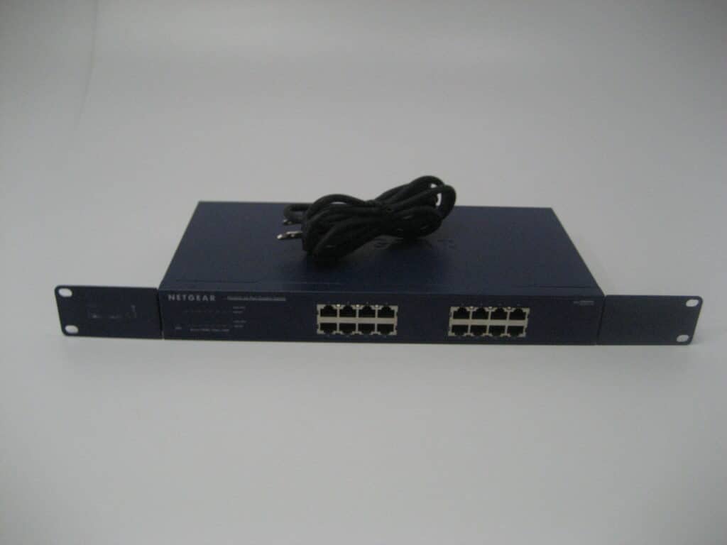 Netgear ProSafe JFS516 16 Port 10/100 Mbps Switch with Rack Mount ...
