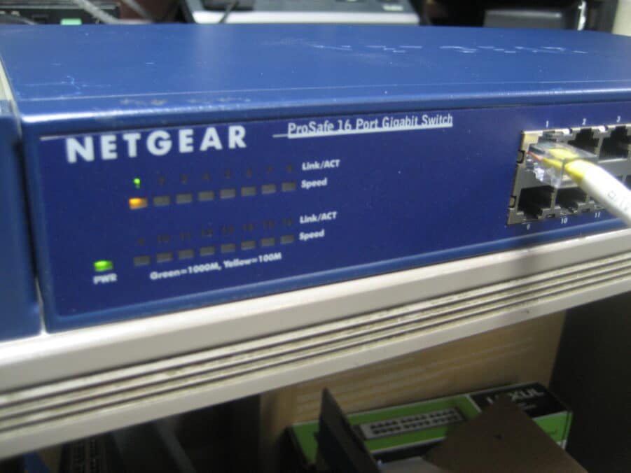 Netgear ProSafe JFS516 16 Port 10/100 Mbps Switch with Rack Mount ...