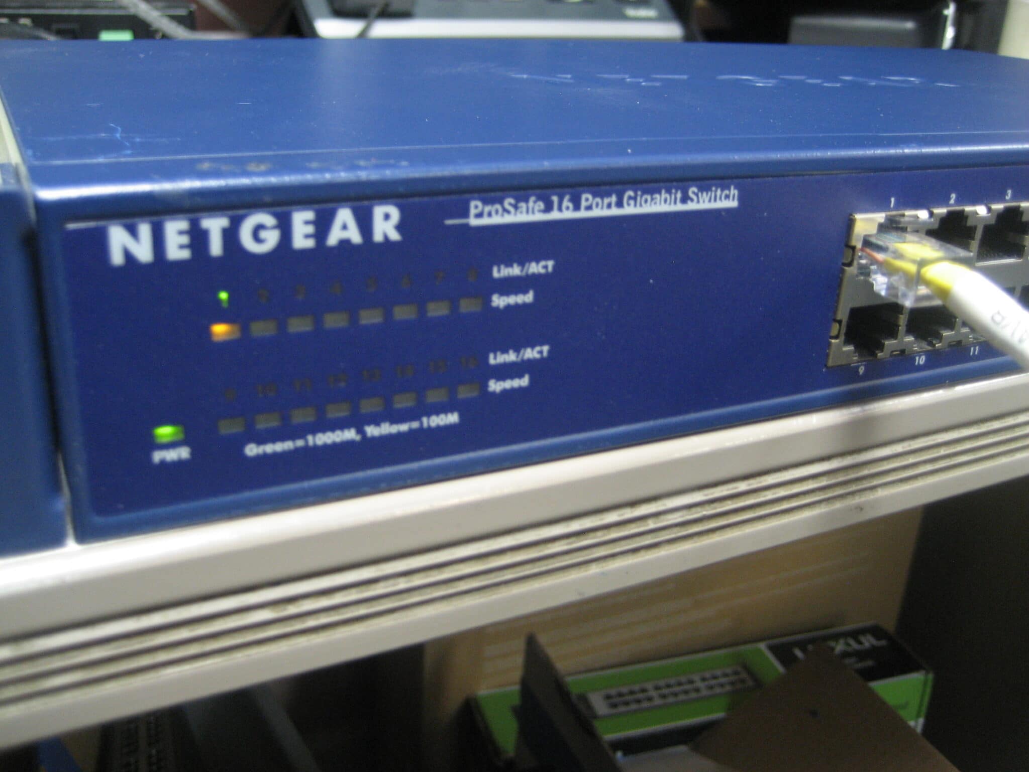 Netgear ProSafe JFS516 16 Port 10/100 Mbps Switch with Rack Mount ...