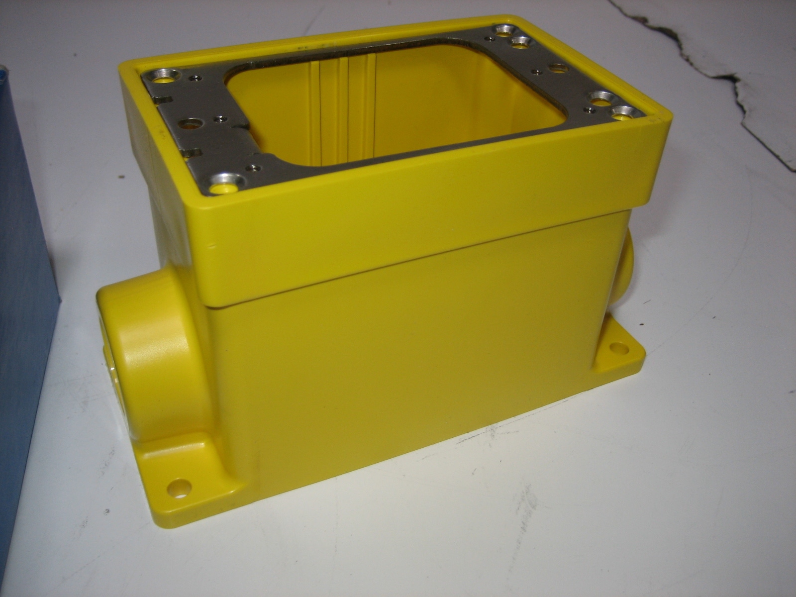 Hubbell HBL60CM83A 3/4" NPT Watertight Yellow Surface Mount FD Box ...