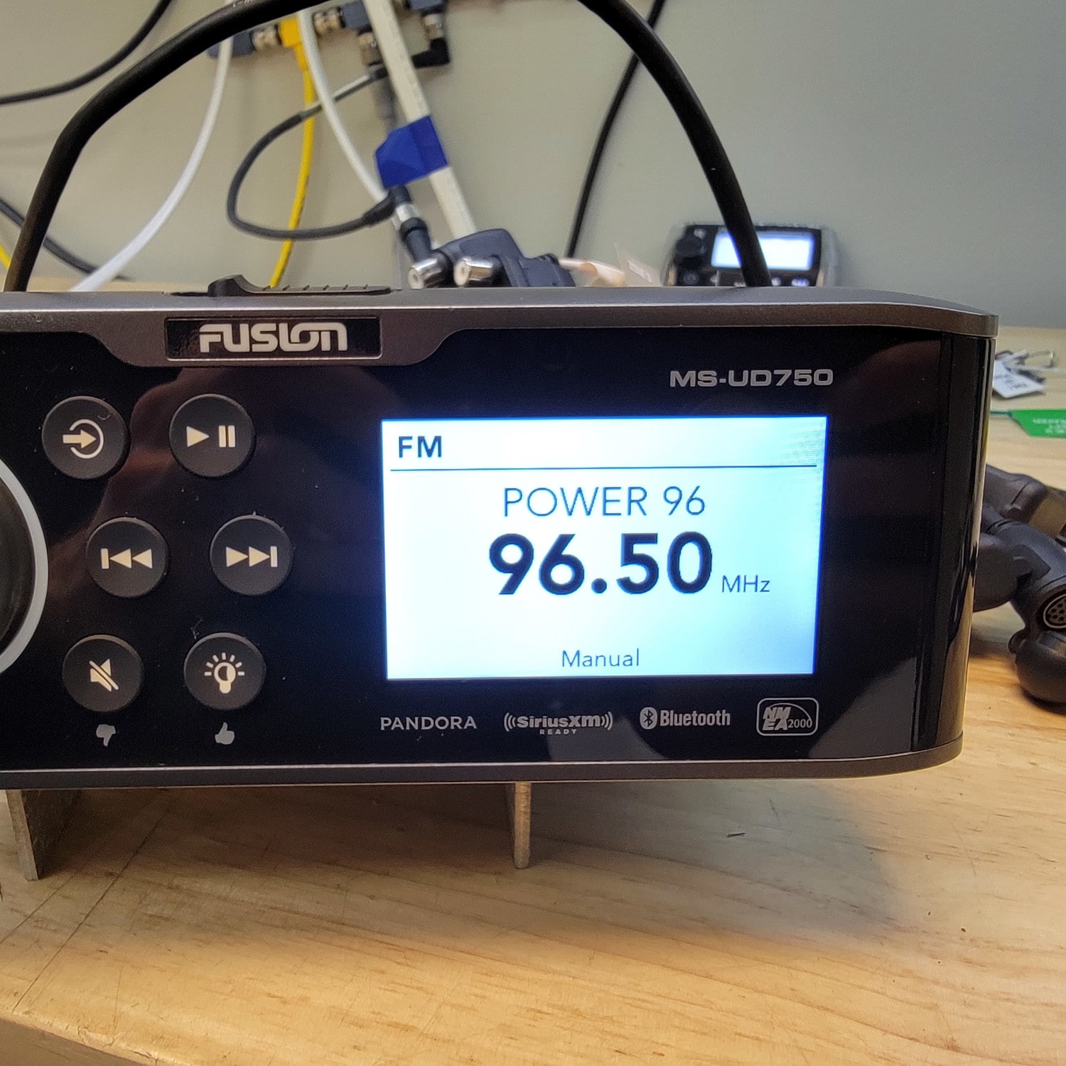 Fusion MS-UD750 Marine Entertainment System AM/FM Sirius Bluetooth ...
