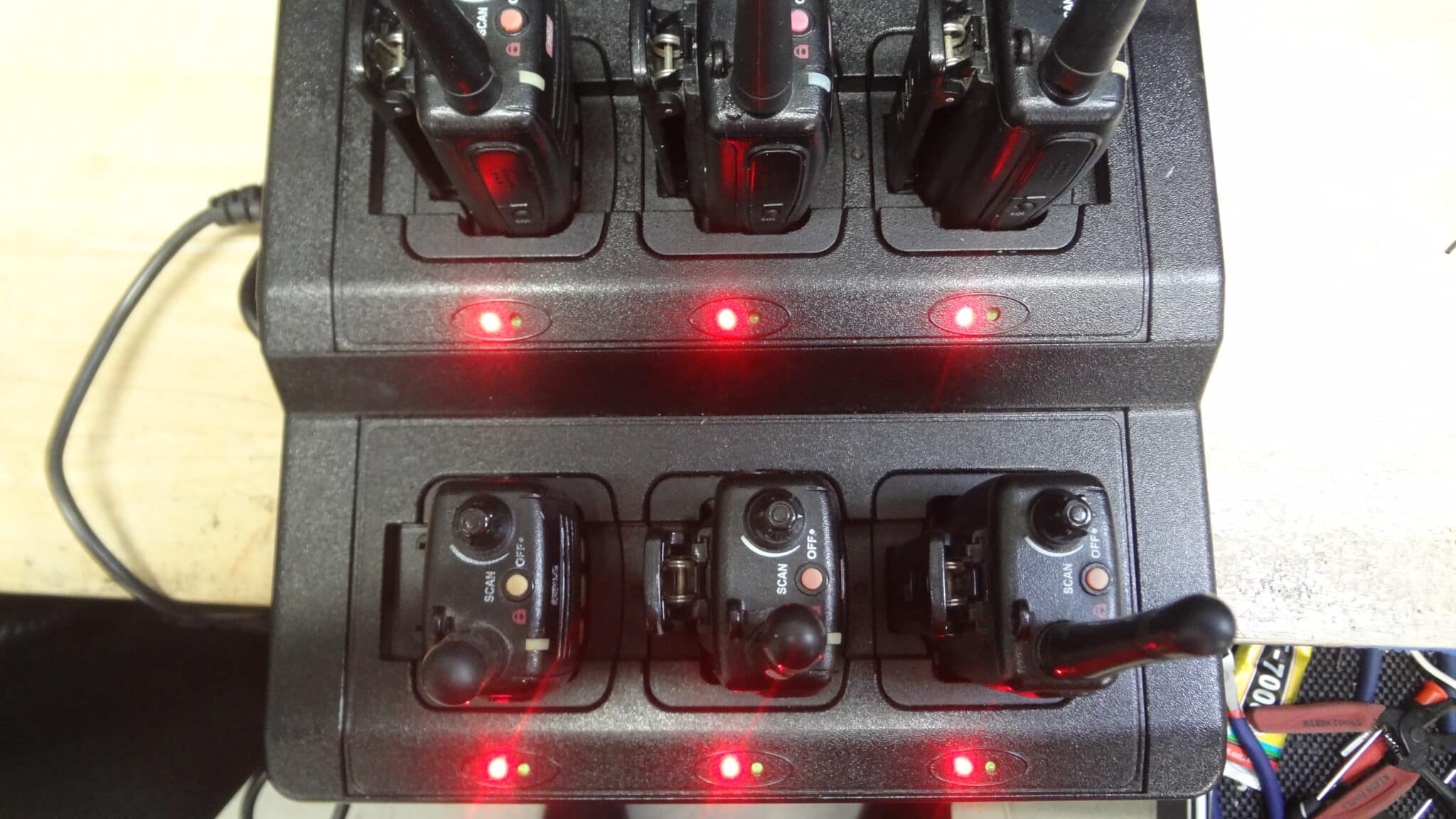 GME BCM001 6 BAY DESKTOP MULTICHARGER and 6 TX6160X UHF CB Handheld ...