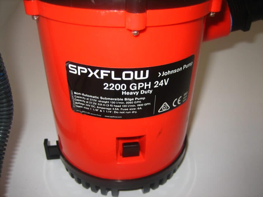SPXFLOW Johnson Pumps 24v 2200GPH Heavy Duty Bilge Pump w/Float Switch ...