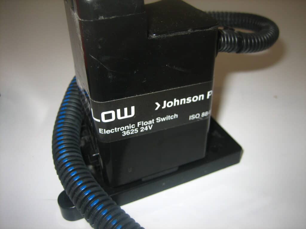 SPXFLOW Johnson Pumps 24v 2200GPH Heavy Duty Bilge Pump w/Float Switch ...