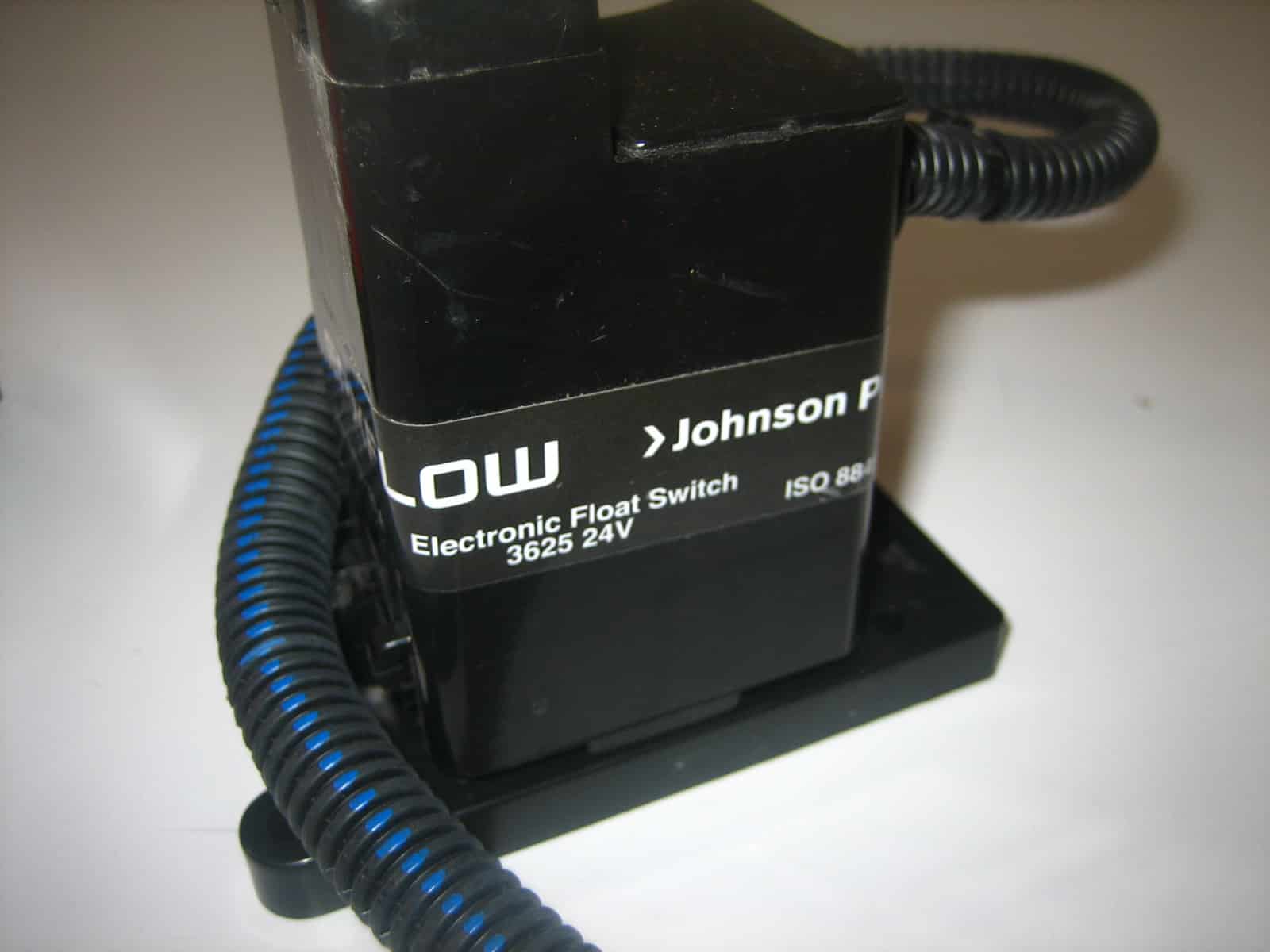 SPXFLOW Johnson Pumps 24v 2200GPH Heavy Duty Bilge Pump w/Float Switch ...