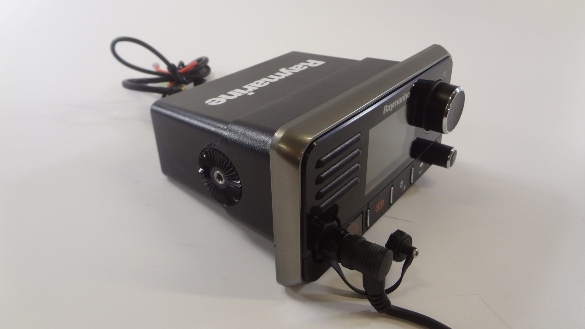 Raymarine RAY60 Submersible VHF Radio Transceiver Unit E70245 W/ R70370 ...