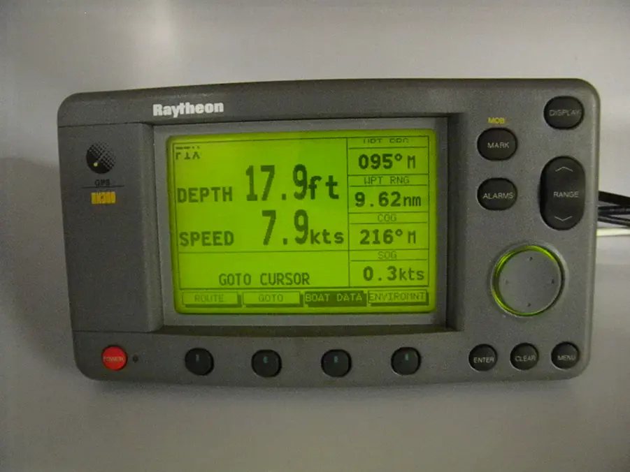 Raytheon RN300 GPS Plotter Display w/ Sun Cover E32017 - Tested - 90 ...