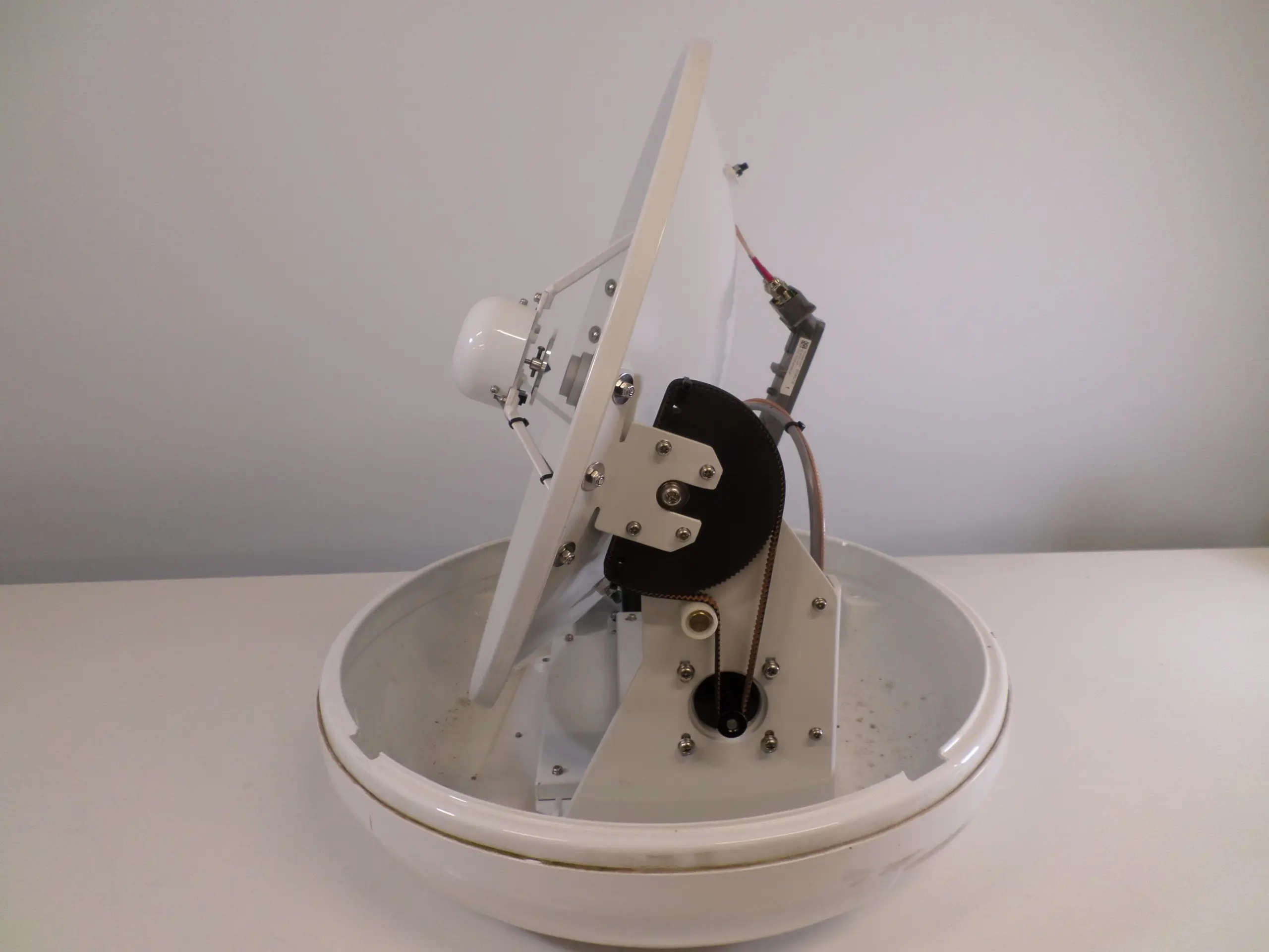 Intellian i4 B4-409S US Circular LNB Complete Satellite TV System ...