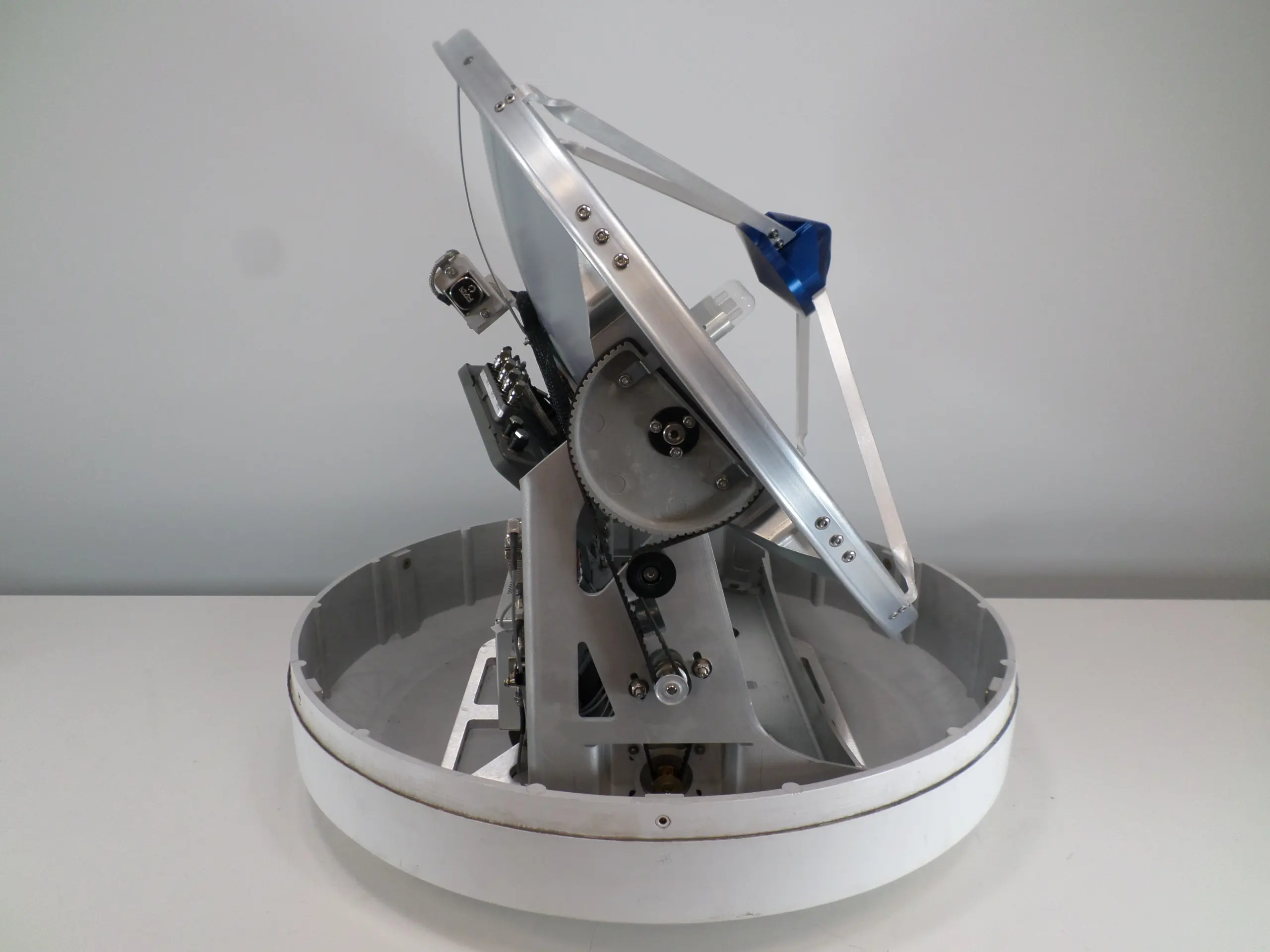 KVH Tracvision UHD7 24" Complete system for DirectTV, Working - Fully ...