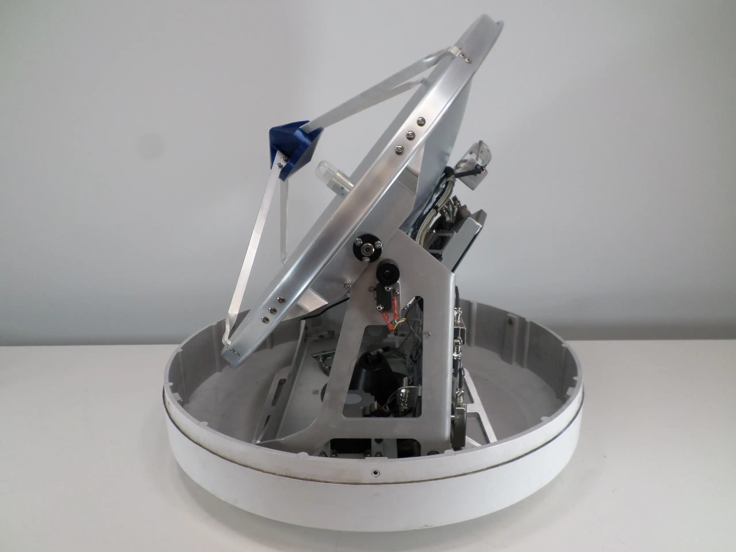 KVH Tracvision UHD7 24" Complete system for DirectTV, Working - Fully ...