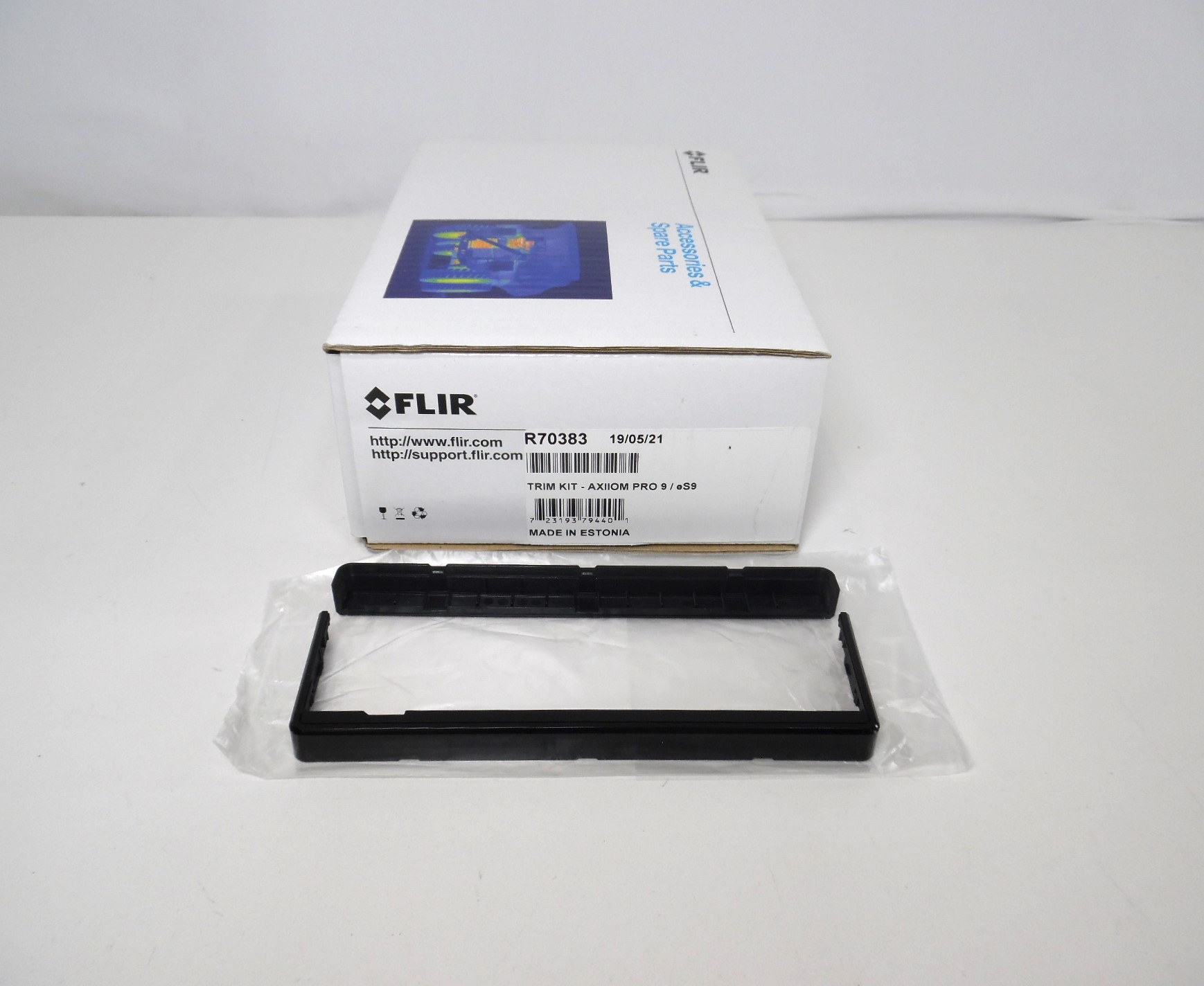 Raymarine R70383 eS9 Trim Kit for Axiom Pro 9 eS-Series 9 ...