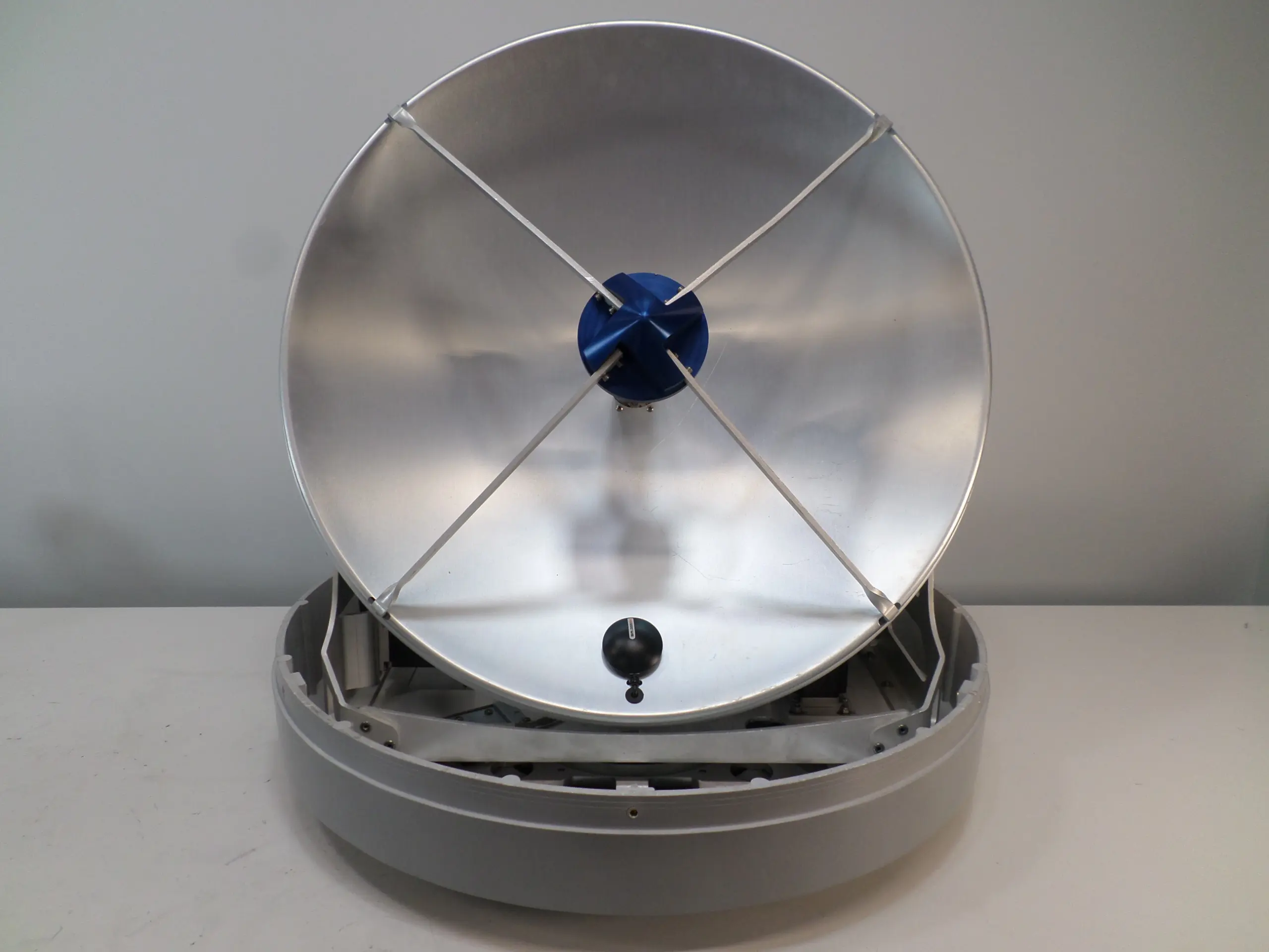 KVH TracVision UHD7 Complete 24" System for DirectTV, Working - Fully ...