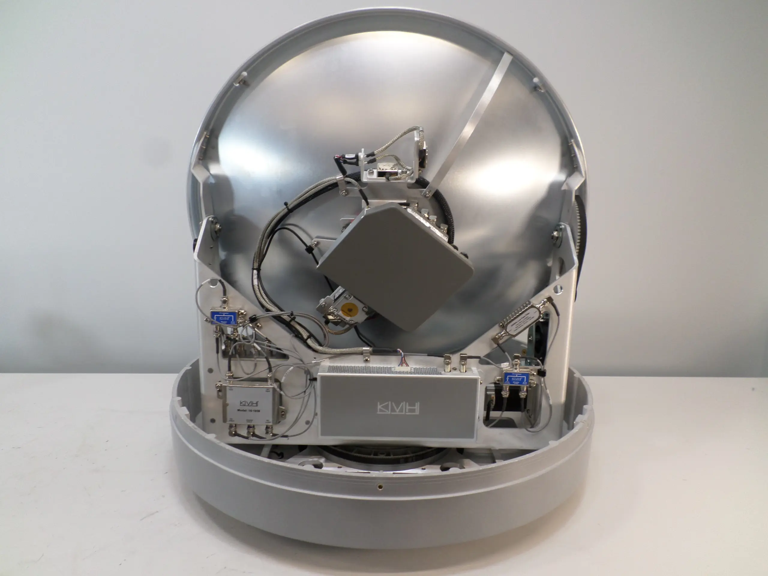 KVH TracVision UHD7 Complete 24" System for DirectTV, Working - Fully ...