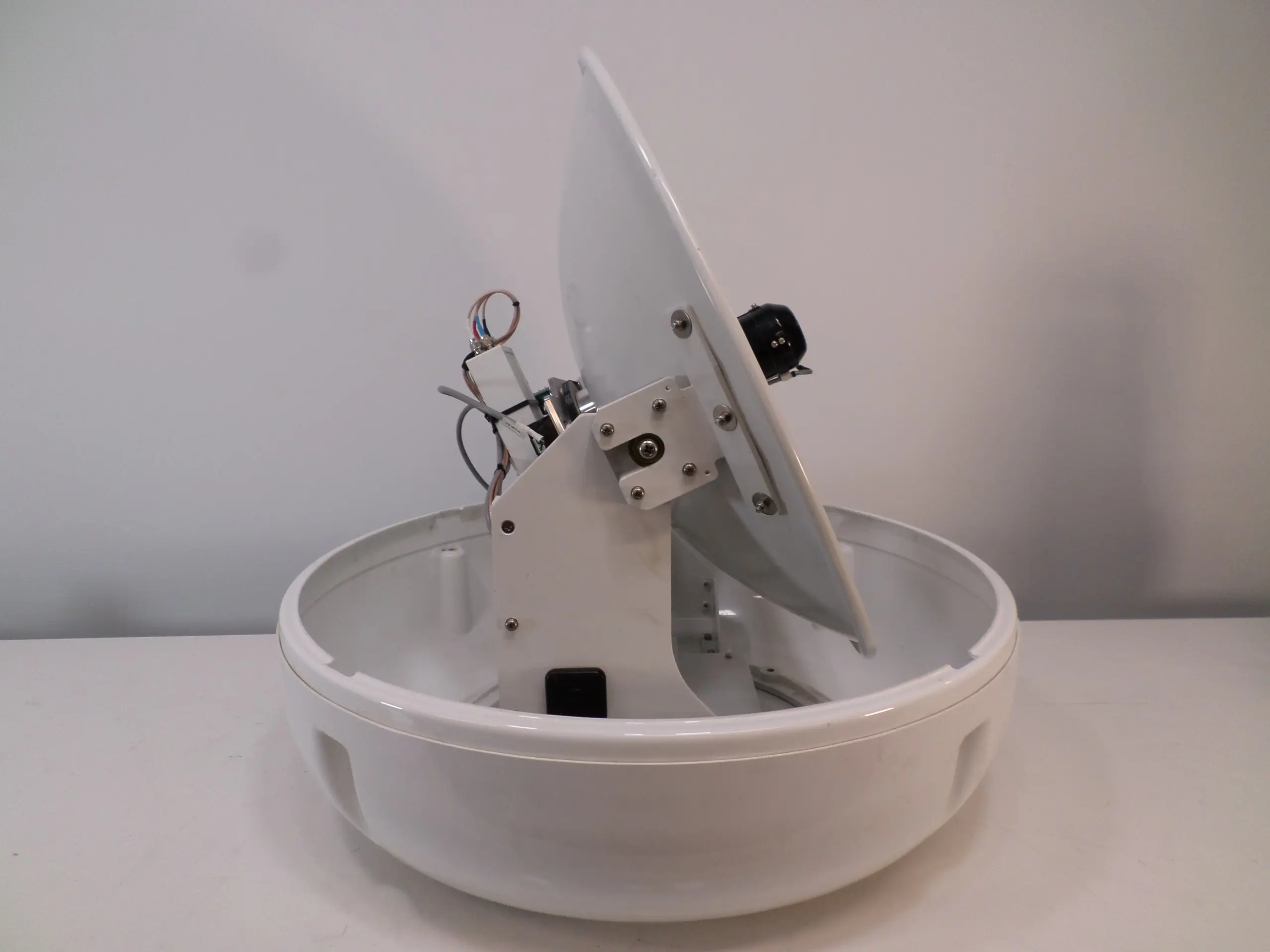 Intellian i6W 24" Worldwide Satellite TV Tracking Antenna Complete ...