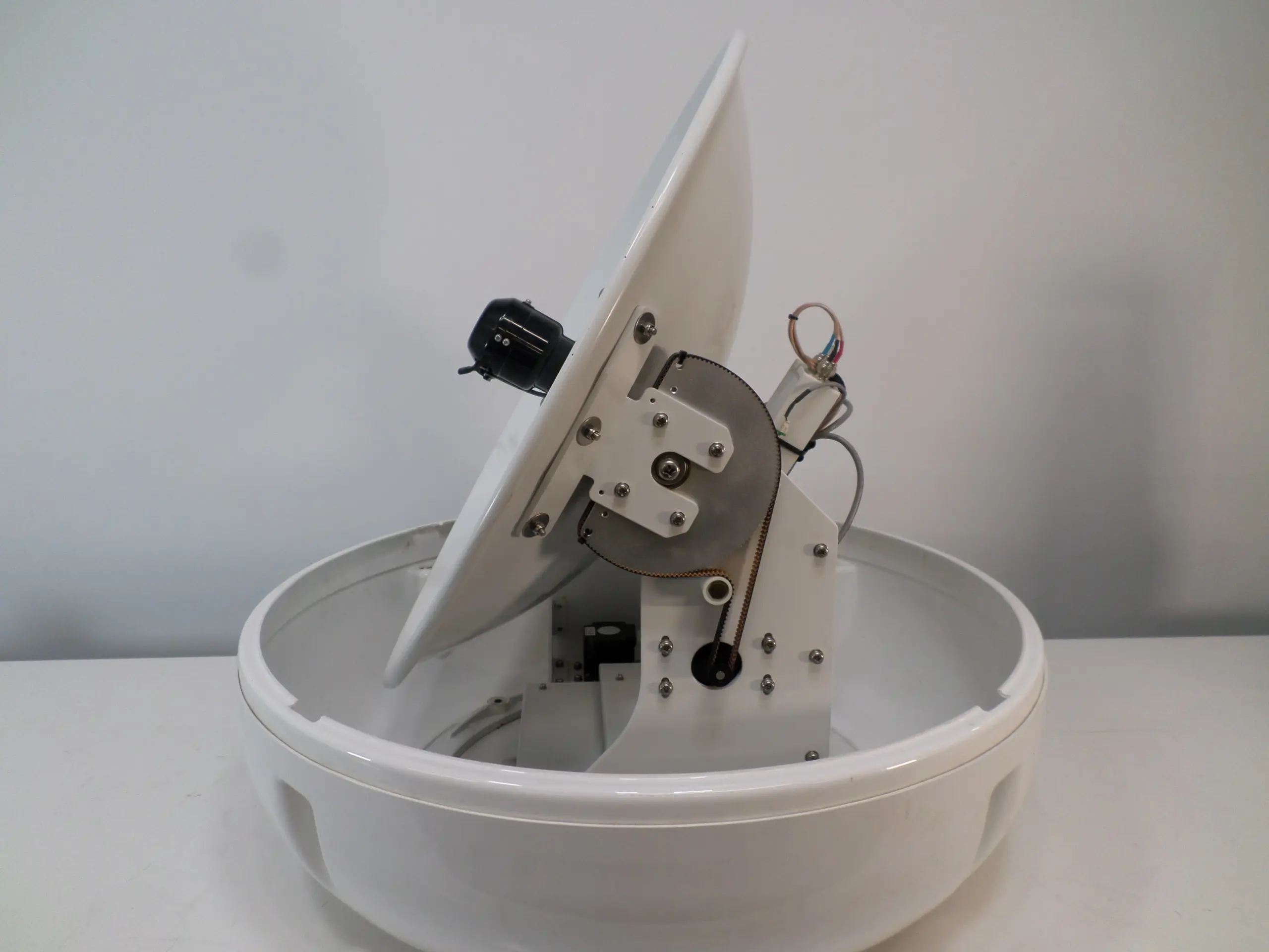 Intellian i6W 24" Worldwide Satellite TV Tracking Antenna Complete ...