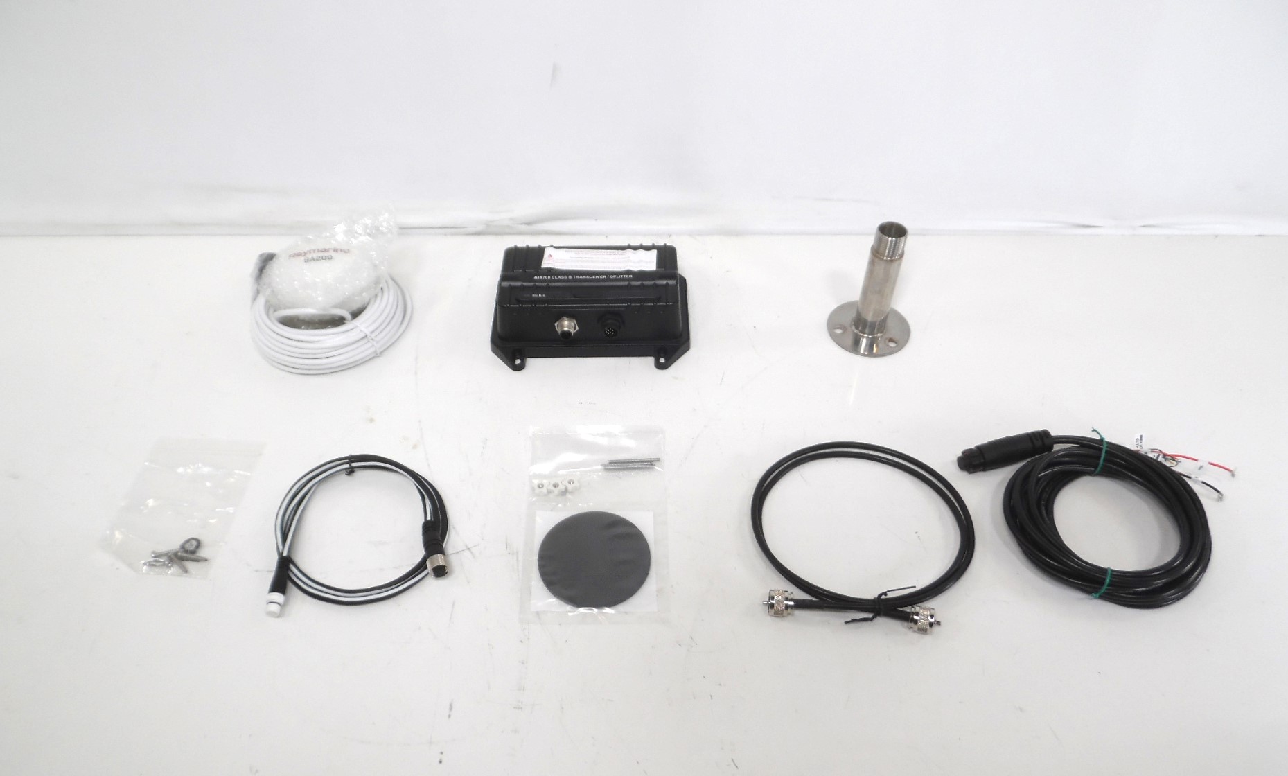 Raymarine AIS700 - E70476R Class B AIS w/ Splitter - W/ Cables - Tested ...