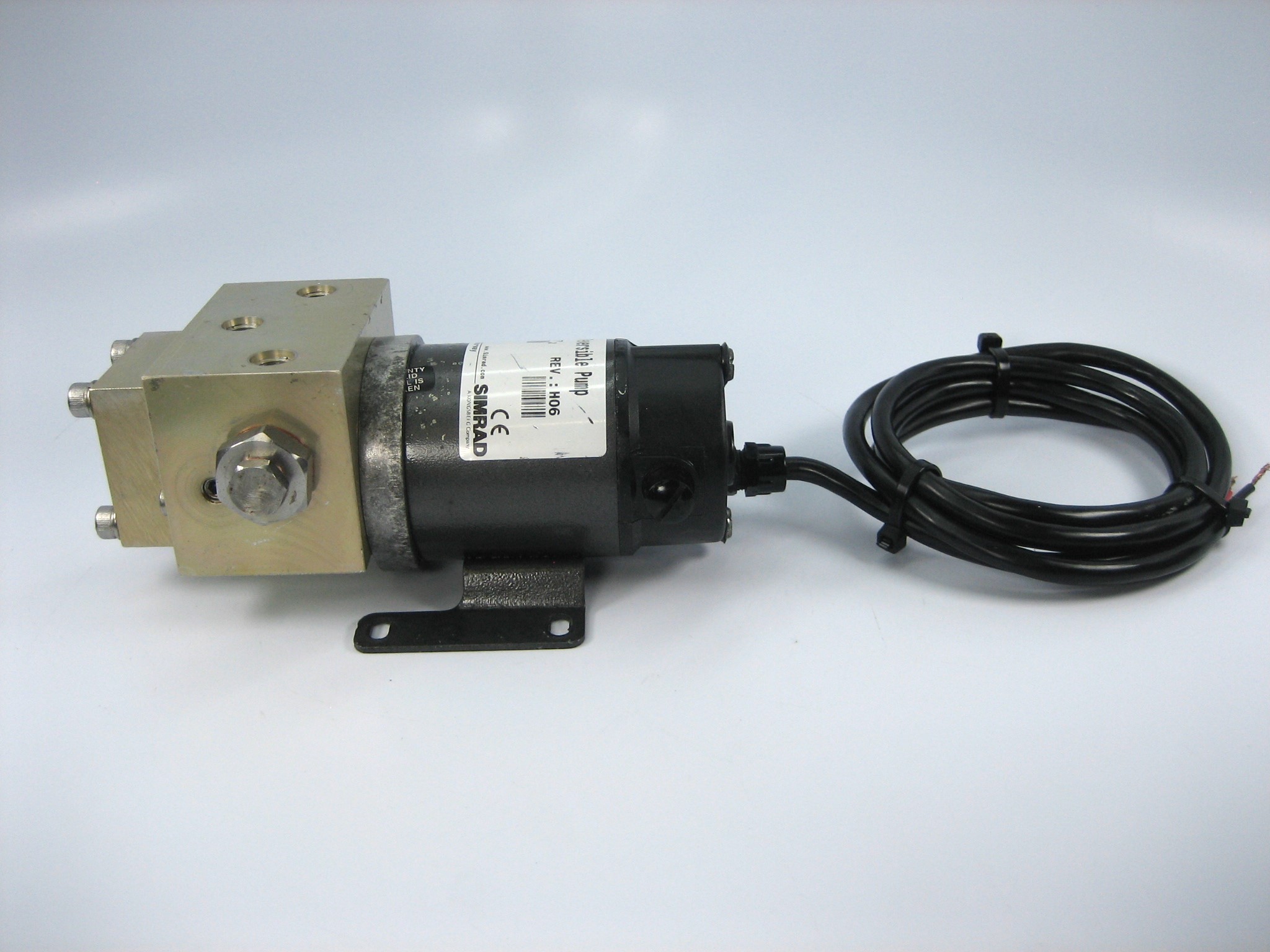 Simrad RPU80 Reversible Hydraulic Autopilot Pump - Max Marine Electronics