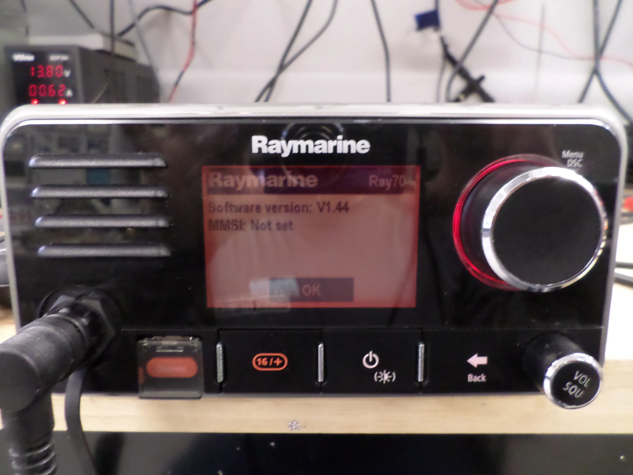 Raymarine RAY70 E70251 Marine VHF Radio with Integrated AIS Receiver ...