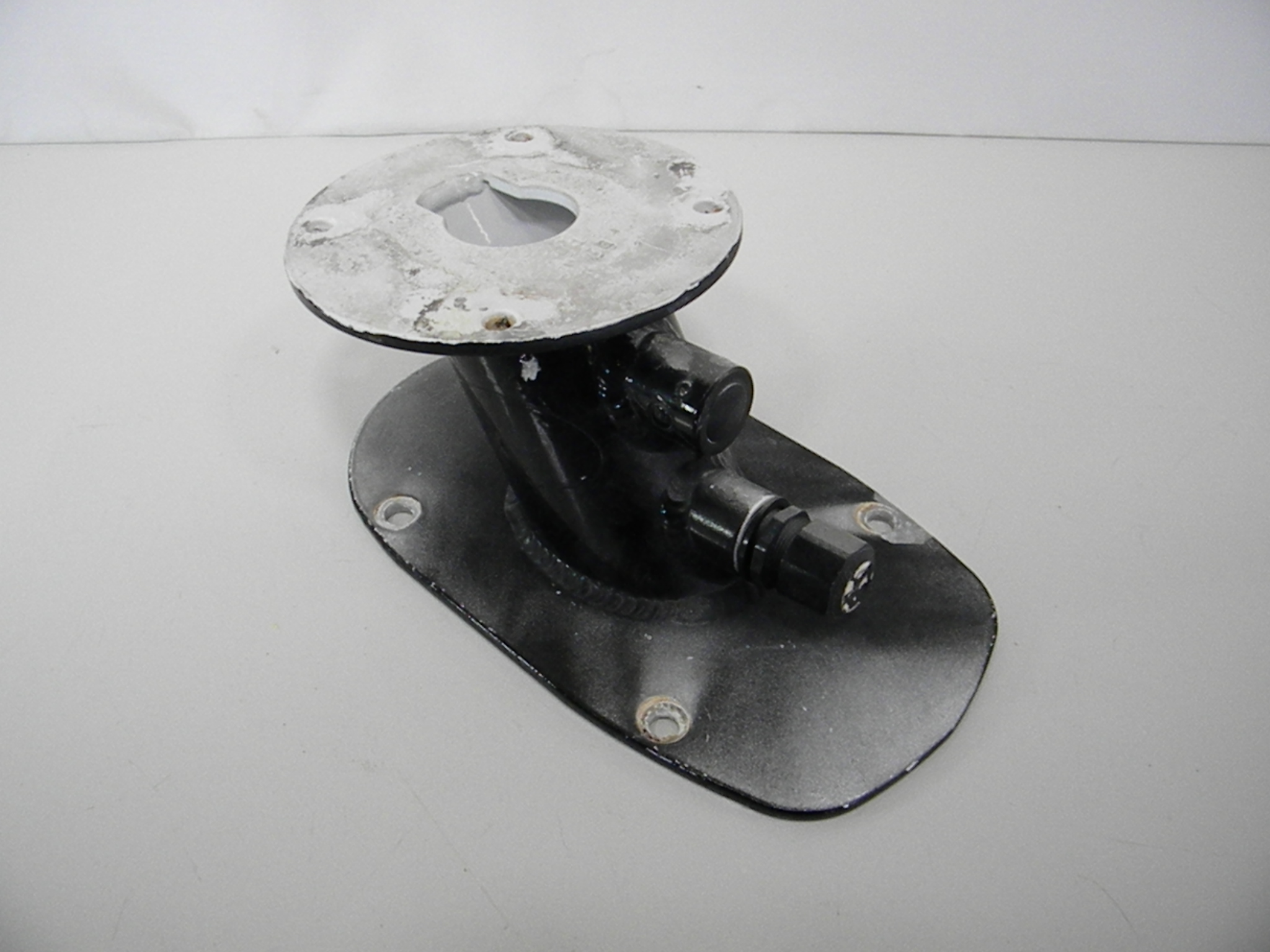 Edson 5" Aft Leaning 4.5 Deg. Forward Tilt Radar Mount for Raymarine 4 ...