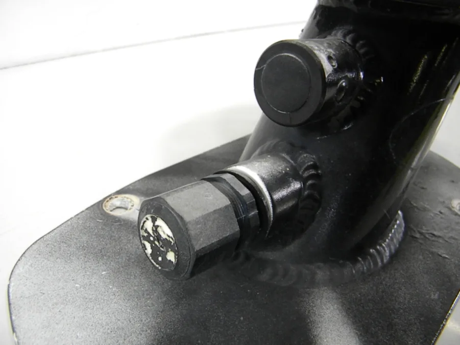 Edson 5" Aft Leaning 4.5 Deg. Forward Tilt Radar Mount for Raymarine 4 ...