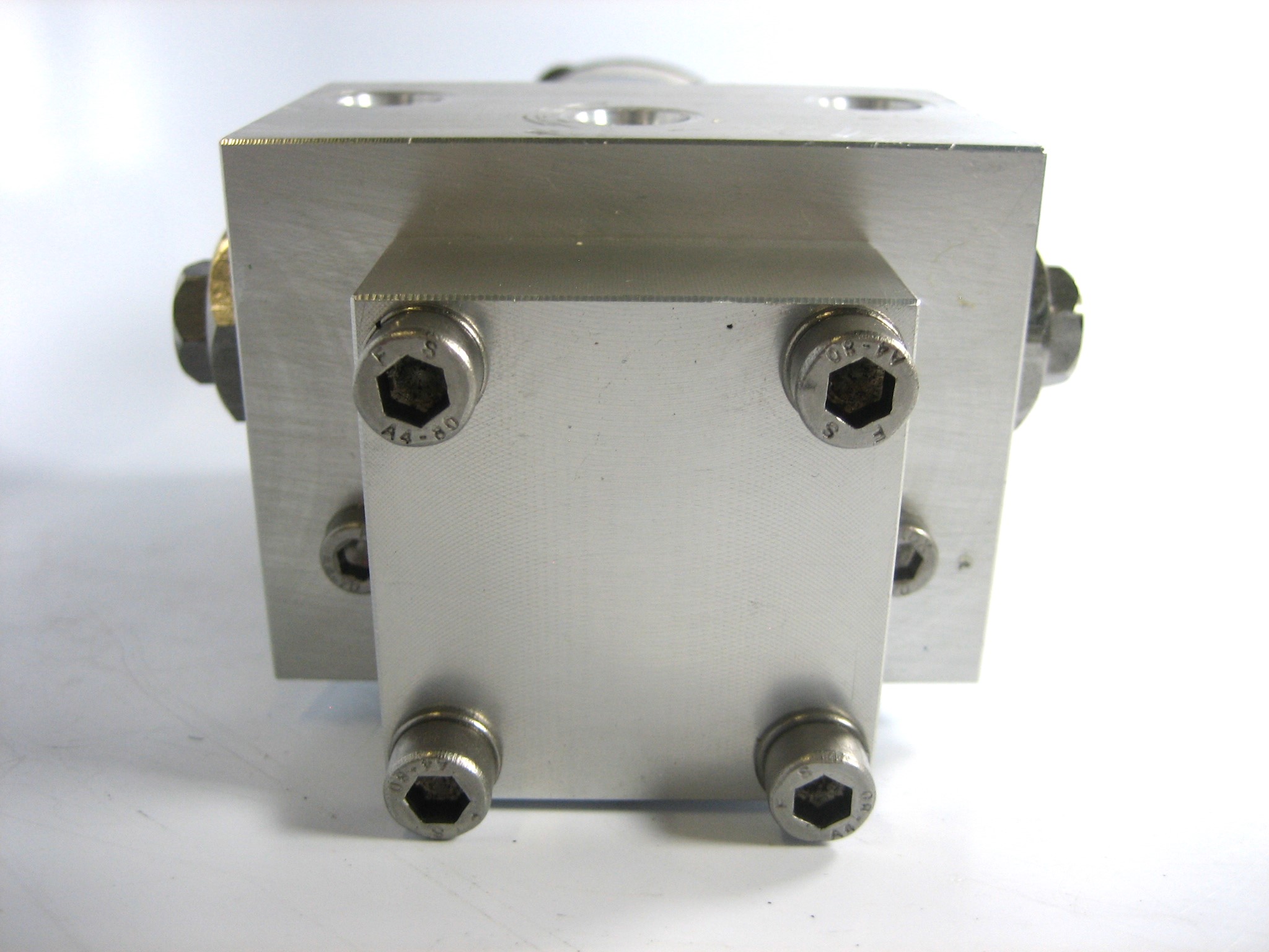 Simrad RPU160 12V Reversible Hydraulic Autopilot Pump - Max Marine ...