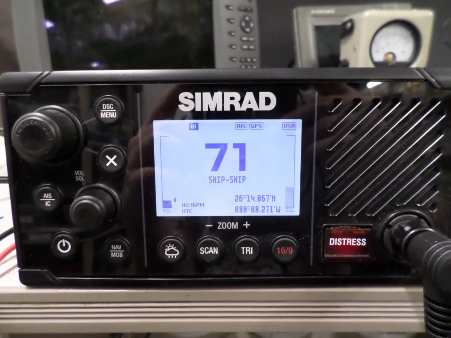 Simrad RS40 Marine DSC VHF Radio with Integrated Hailer -Tested- Max ...