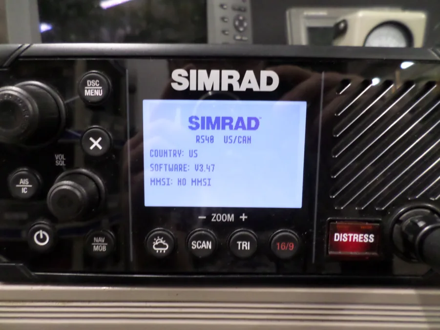 Simrad RS40 Marine DSC VHF Radio with Integrated Hailer -Tested- Max ...