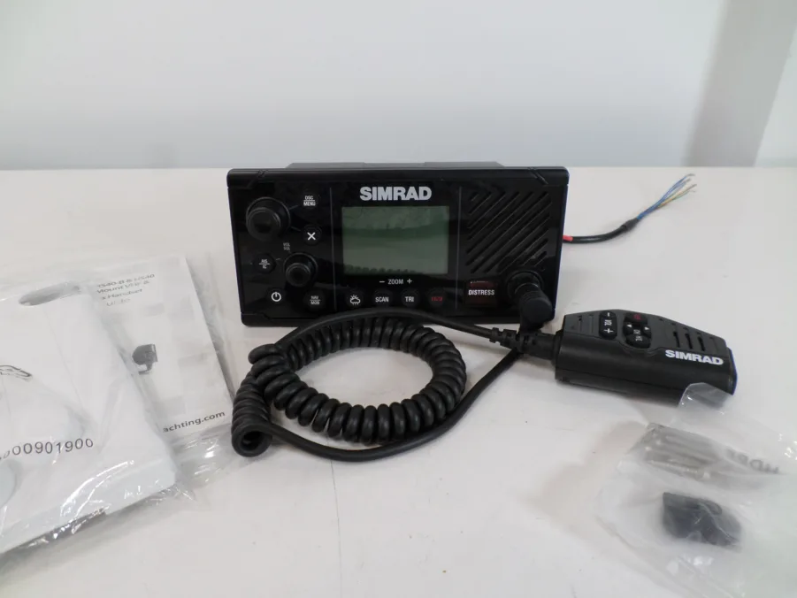 Simrad RS40 Marine DSC VHF Radio with Integrated Hailer -Tested- Max ...