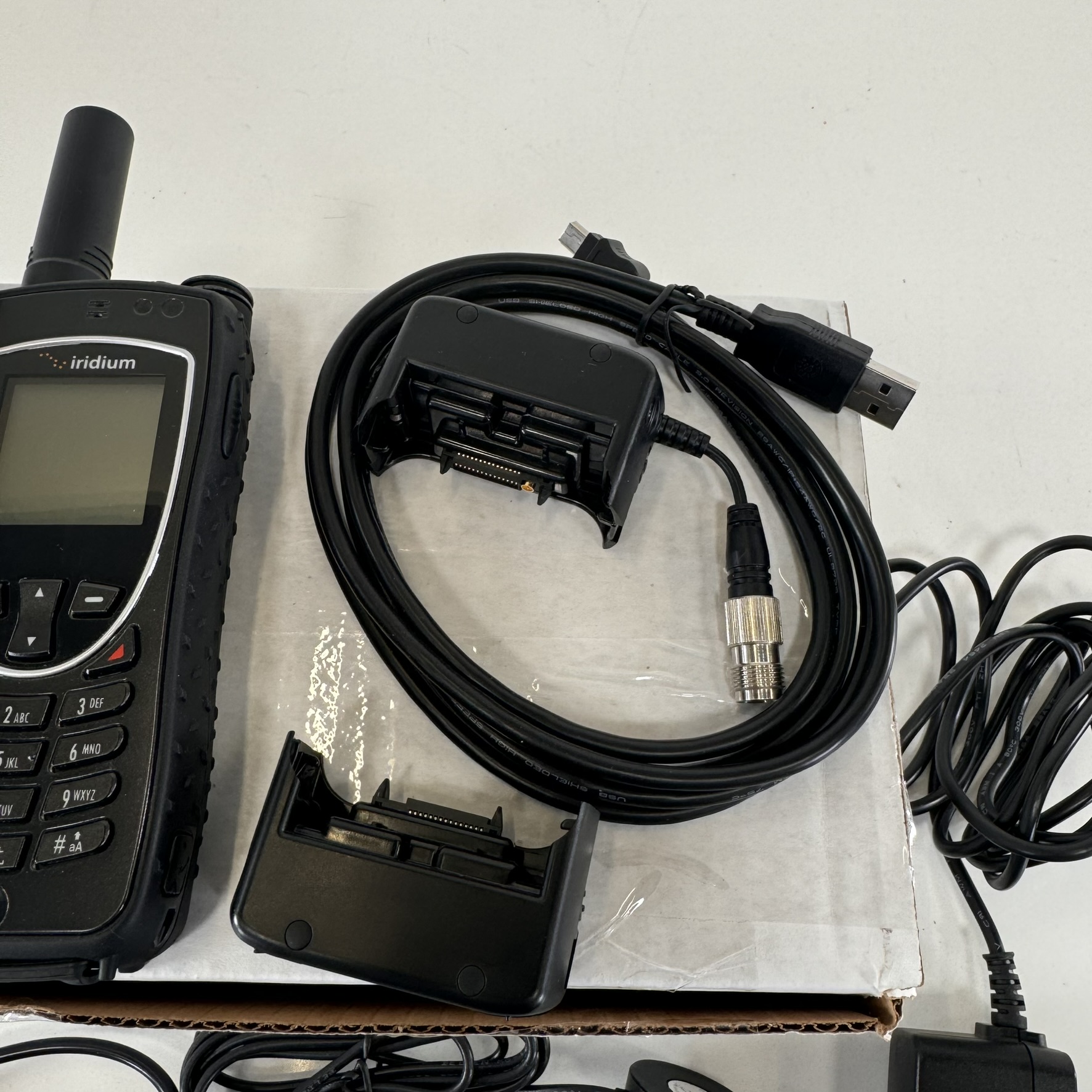 Iridium Extreme 9575 Satellite Phone w/ Accessories in Good Working ...