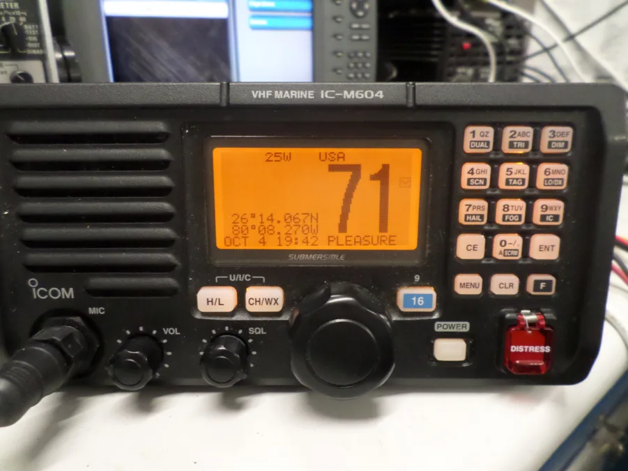 Icom IC-M604A Marine DSC VHF Radio with Detachable HM-126 Mic - Tested ...