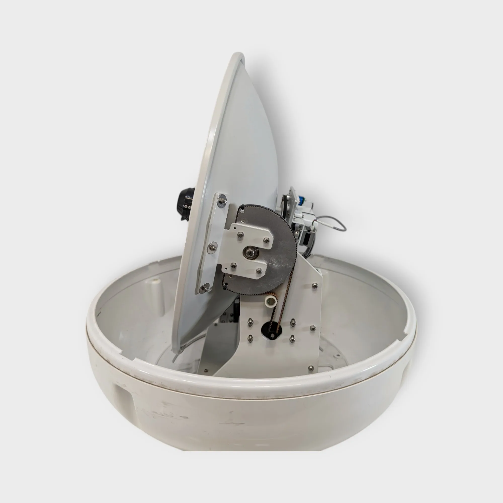Intellian i6W 24" Worldwide Satellite TV Tracking Antenna Complete ...